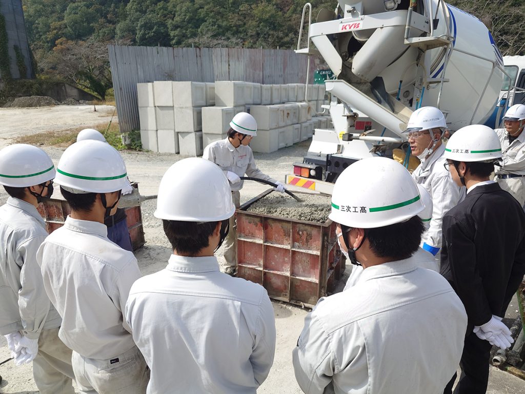 三次青陵高等学校3年生の防災授業で、コンクリートの勉強をしました | 株式会社 加藤組